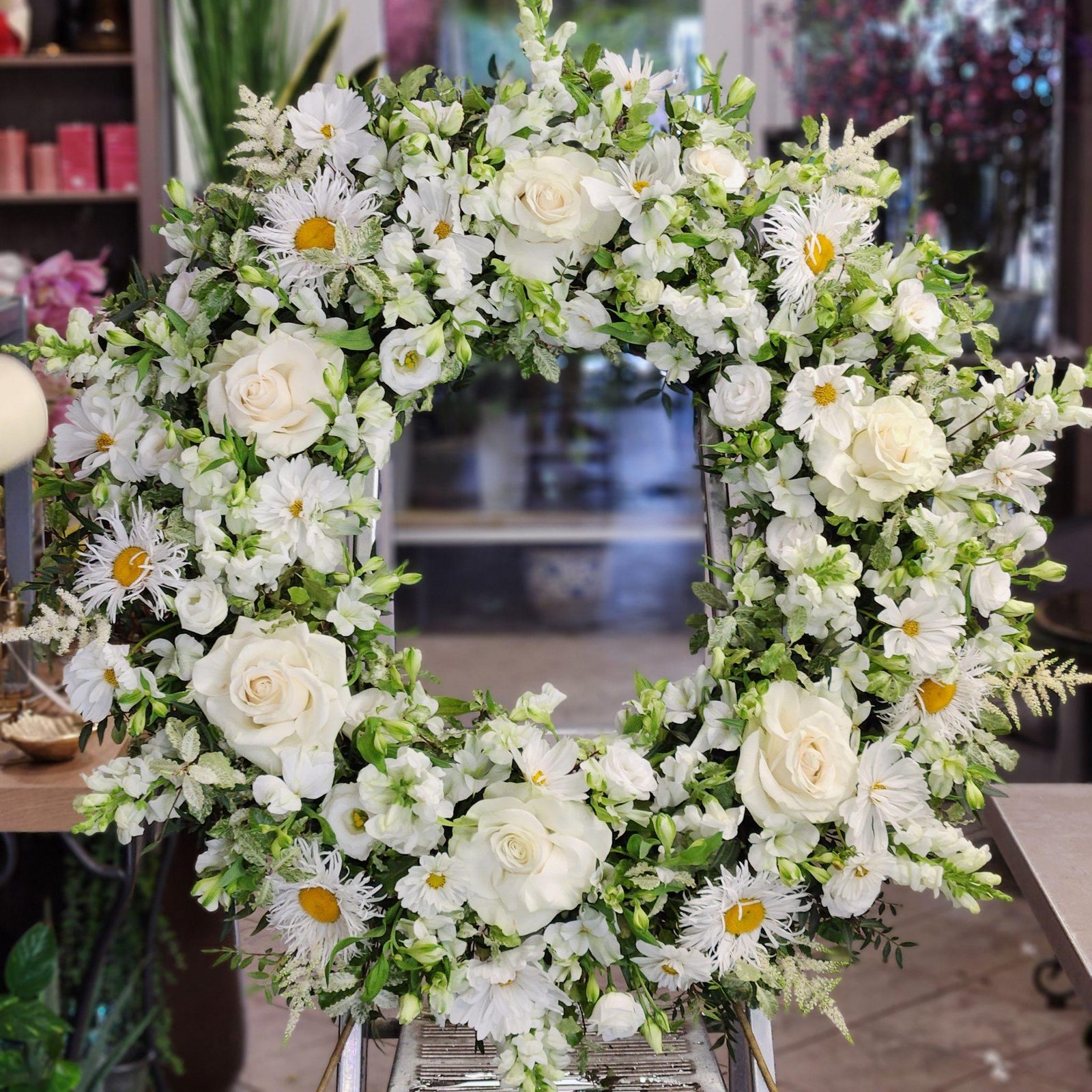 Gedulo, laidotuvių vainikas. Modernus, įvairių spalvų.