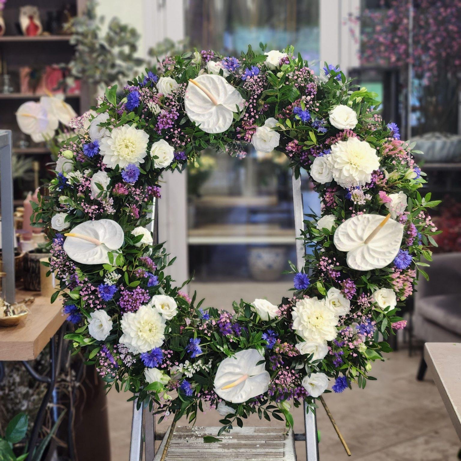 Gedulo, laidotuvių vainikas. Modernus, įvairių spalvų.