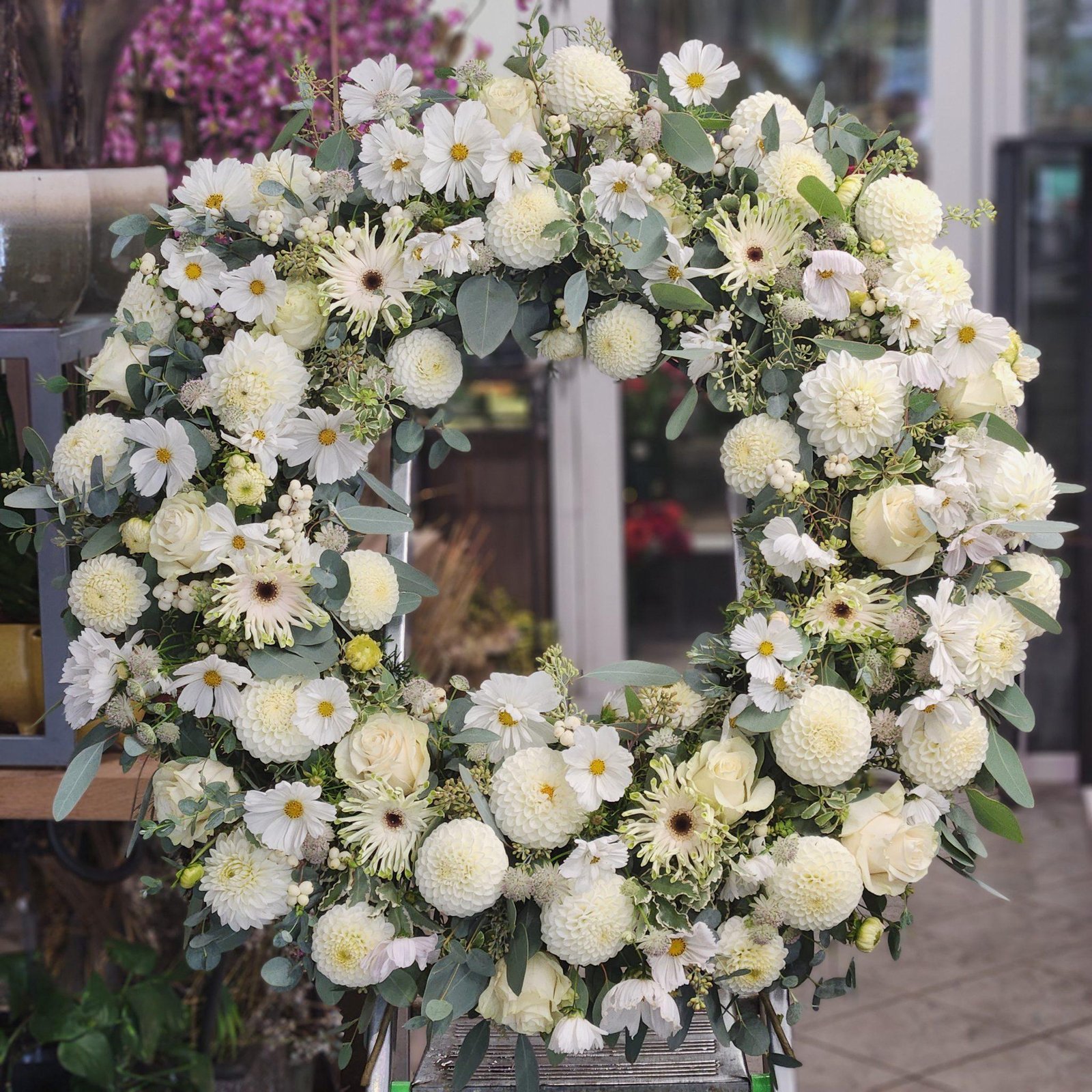 Gedulo, laidotuvių vainikas. Modernus, įvairių spalvų.